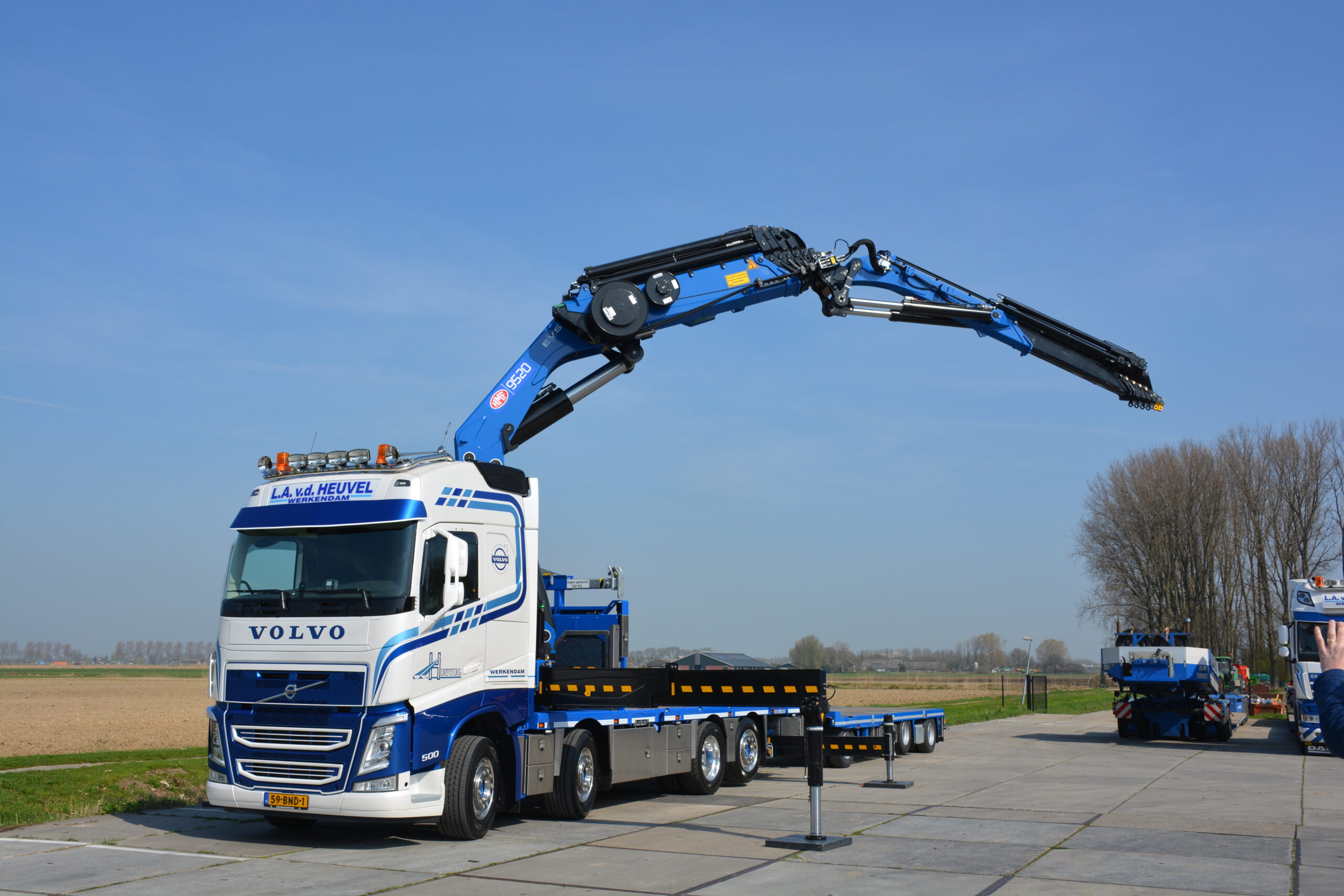 Bakwagen-aanhanger met autolaadkraan 95 ton meter – Loon- en transportbedrijf L.A. van den ...