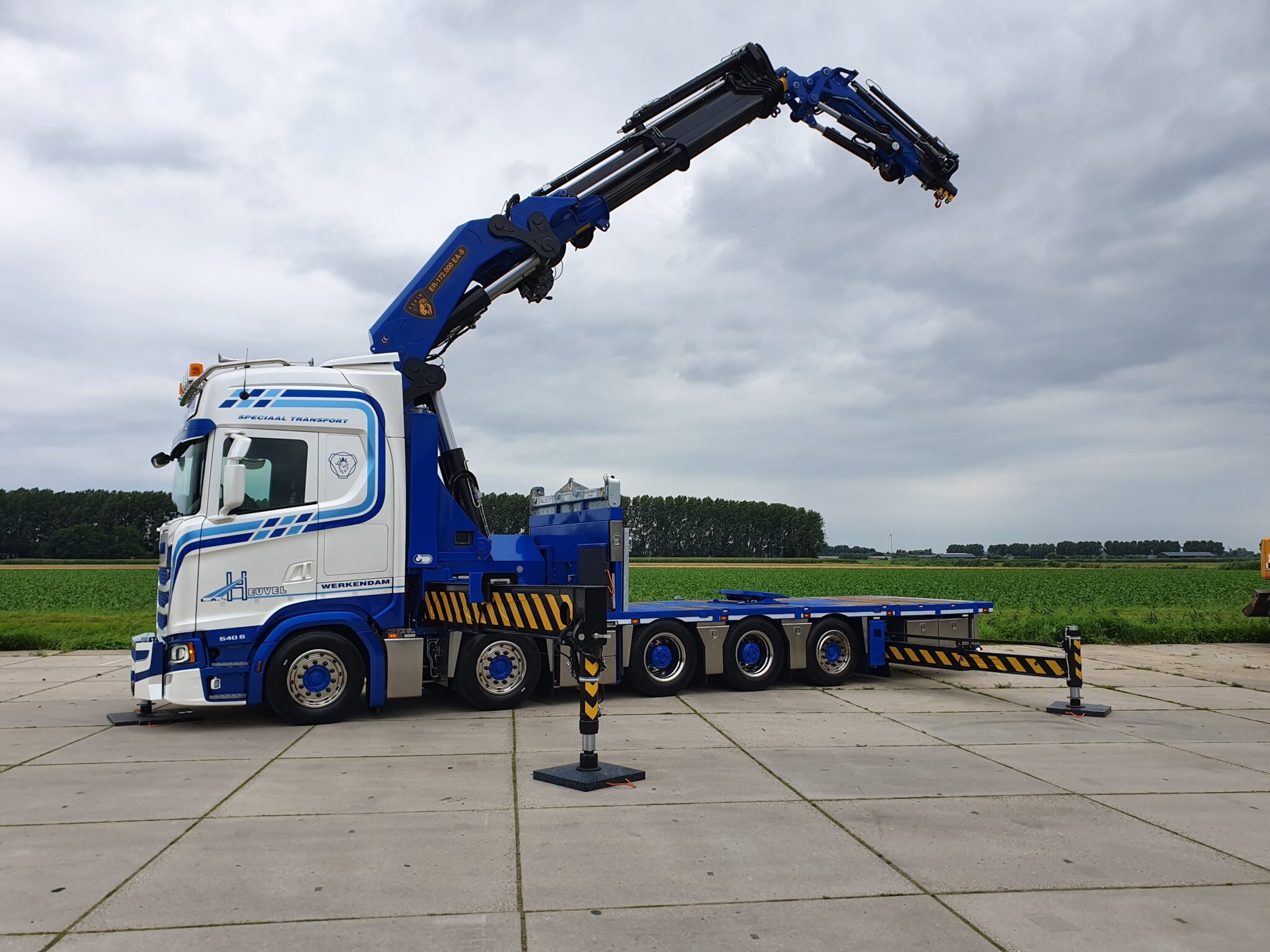 Autolaadkraan 172 ton/meter trekker/bakwagen – Loon- en transportbedrijf L.A. van den Heuvel B.V.